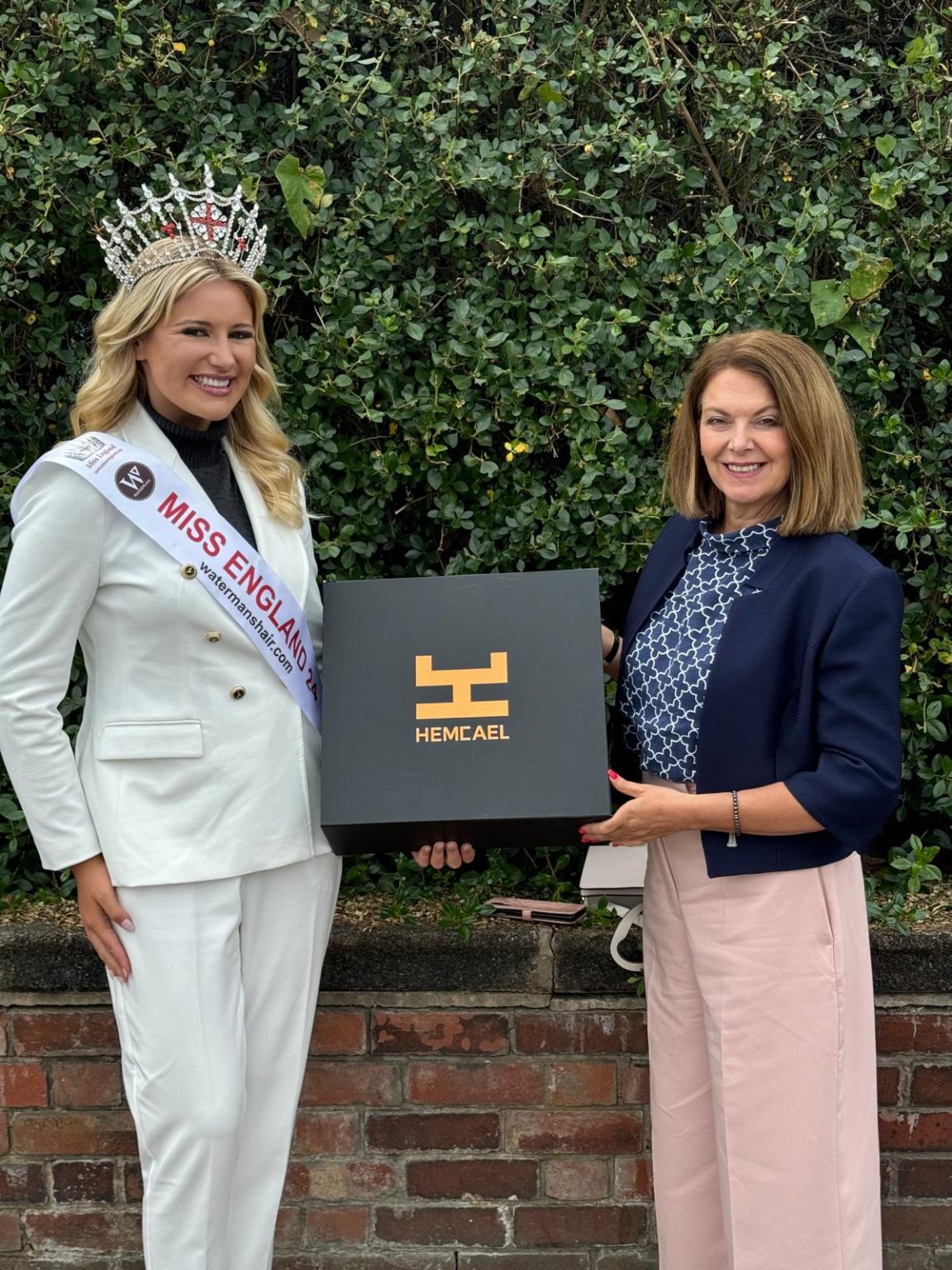 Miss England Milla Magee presented with a Hemcael Melime Tote Bag ...